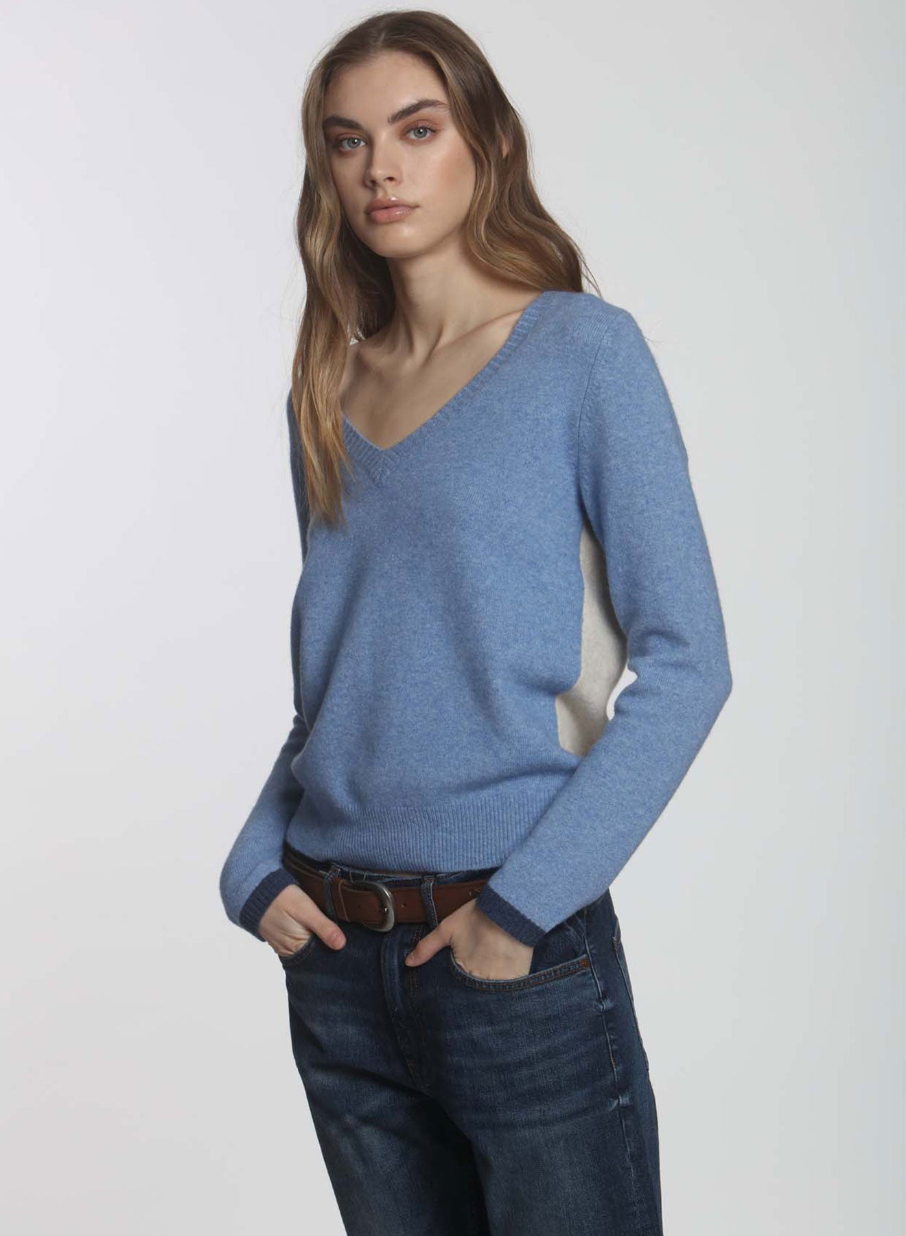 LABEL+thread Women's Nellie Cozy Vee - Blue/ecru