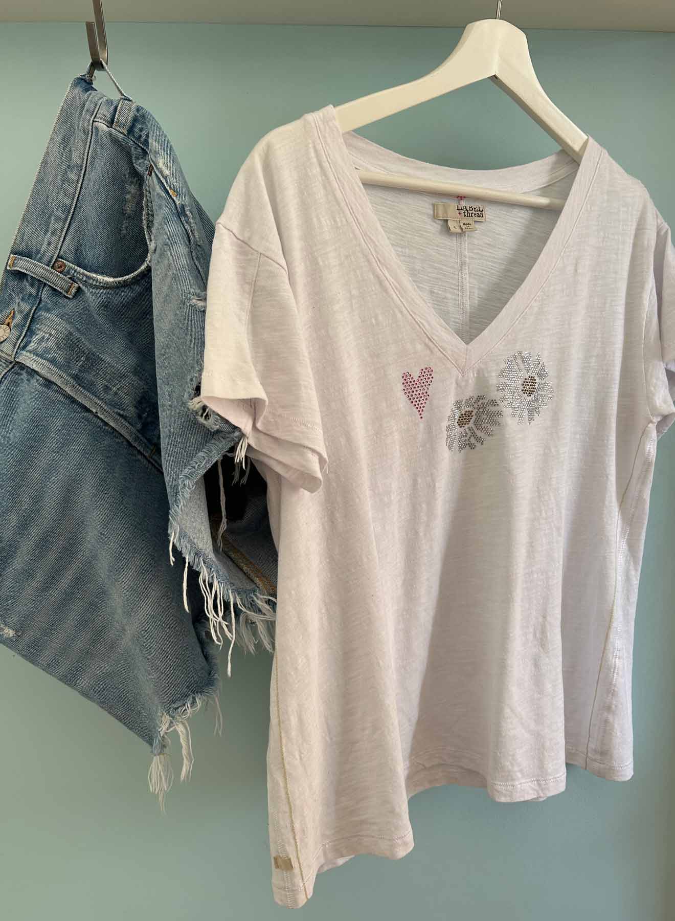 LABEL+thread Women's Graphic Rebel Cotton Wide Vee - White Daisy Crystal